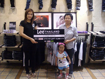 ภาพการแจกรางวัล ผู้ชนะจากการประกวด lee make history