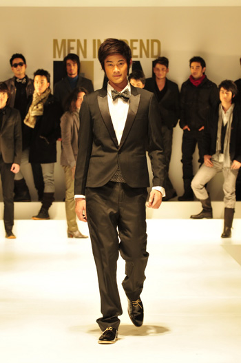 ดารา หญิงแม้น เชียร์ออกหน้า ส่งกุหลาบให้ แท็ค ในงาน Men Intrend Man of the Year 2008