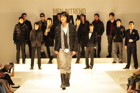 ดารา หญิงแม้น เชียร์ออกหน้า ส่งกุหลาบให้ แท็ค ในงาน Men Intrend Man of the Year 2008