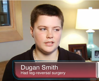 เรื่องแปลก Dugan Smith หนุ่มขาสลับหน้าเป็นหลัง