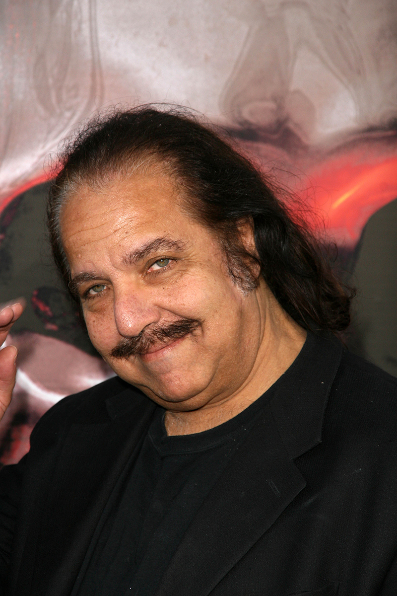 รอน เจเรมี เจ้าพ่อหนังโป๊ระดับตำนาน โดนฟ้องข้อหาข่มขืน อาจติดคุกนาน 90 ปี