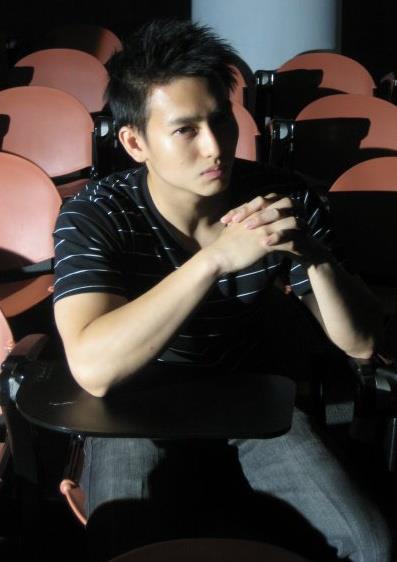 ชาวเน็ตสิงคโปร์ปลื้ม ตำรวจหน้าหล่อ-กล้ามแน่น ช่วยลูกแมวติดบนต้นไม้