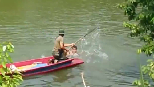 คลิปตำรวจจับนักพนัน เอาไม้พายฟาด-ปืนจ่อ ชาวเน็ตจวกทำเกินกว่าเหตุ