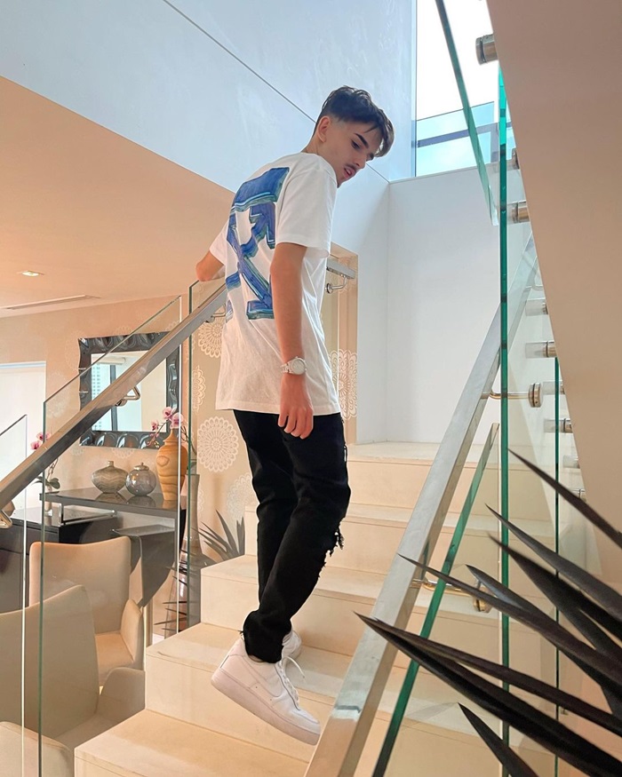 หนุ่ม 18 กลายเป็นเศรษฐี อวดหาเงินล้านตอนหลับ ชีวิตหรูอู้ฟู่ จากเด็กที่ ...