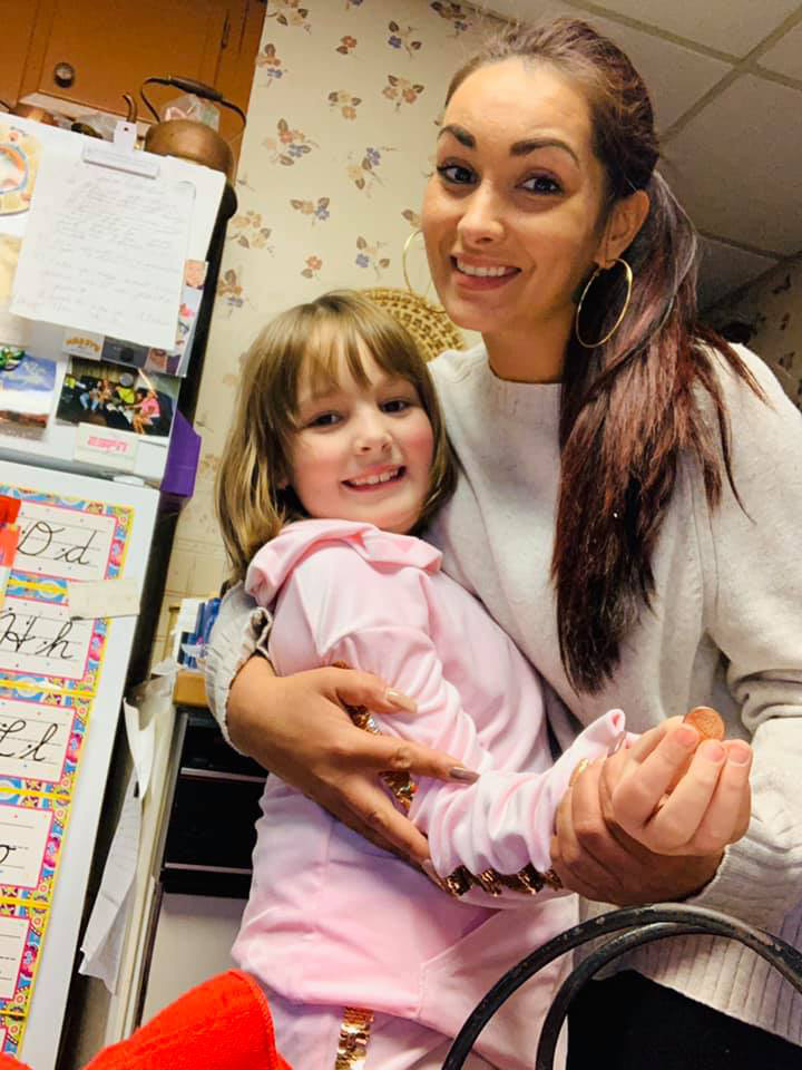 สาวติดยาแต่เด็ก ชีวิตแหลกสลาย ท้องไม่มีพ่อ นอนข้างถนน แต่สู้จนได้มี ...