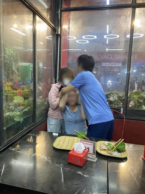 เมียหลวงตบเมียน้อย บุกร้านอาหาร จับได้สามีมีชู้ มือจับกระโปรงไม่ปล่อย ...