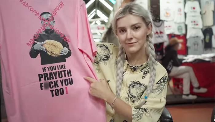 Eva Elfie นักแสดงชื่อดัง มาเที่ยวจตุจักร ไปเจอเสื้อ F*ck ประยุทธ์ ...