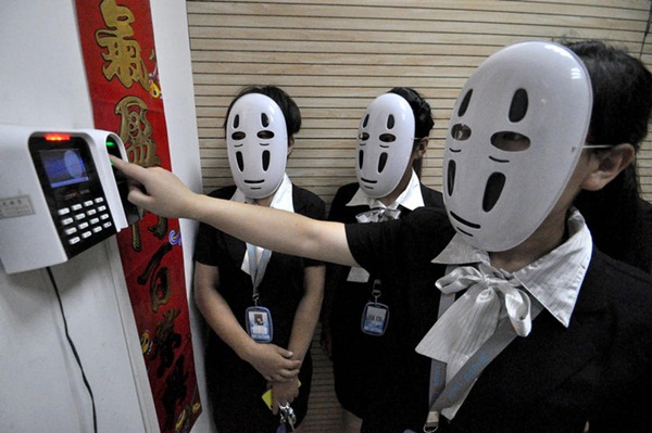 เฟคจนเมื่อยหน้า ! มนุษย์ออฟฟิศจีนสวมหน้ากากทำงาน ในวัน No-Face Day