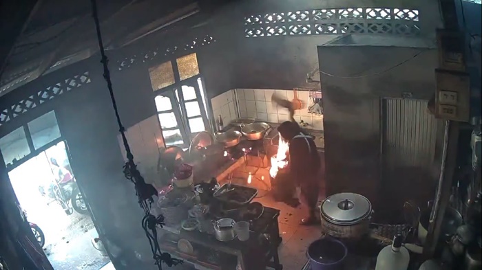 แก๊สระเบิดร้านอาหาร แม่ครัวสุดใจเย็น รีบหาทางปิดวาล์วแก๊ส แม้เกือบโดนไฟ ...