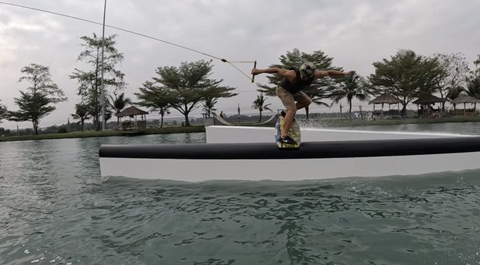 แดเนี่ยล แกรนท์ แชมป์โลก Wakeskate 4 สมัยซ้อน เล่นสเกตตรงน้ำท่วม ฮอตมาก