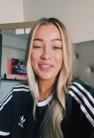 แฟนนอกใจแถมส่งการ์ดงานแต่งมาเย้ย แก้เผ็ดควง 2 หนุ่มไป รู้คือใคร ซีดทั้ง ...