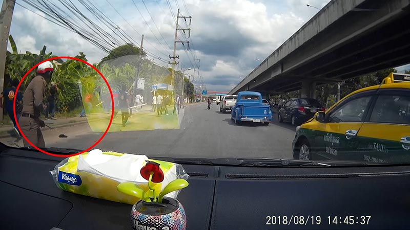 วินาทีเดือด ศิษย์เก่า-ใหม่ ตีกันเองวันสถาปนาสถาบัน ตำรวจเองยังห้ามไม่หยุด