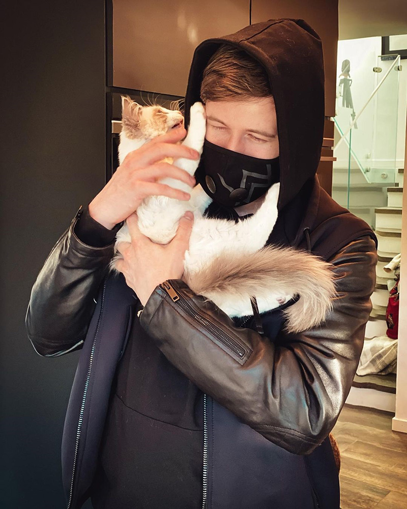 Alan Walker คือใคร จากภาพ หนุ่มอุ้มแมว ในโซเชียล ที่คนฮือฮาหนักมาก