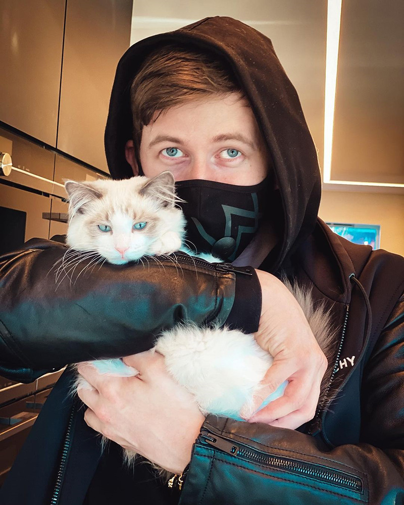 Alan Walker คือใคร จากภาพ หนุ่มอุ้มแมว ในโซเชียล ที่คนฮือฮาหนักมาก