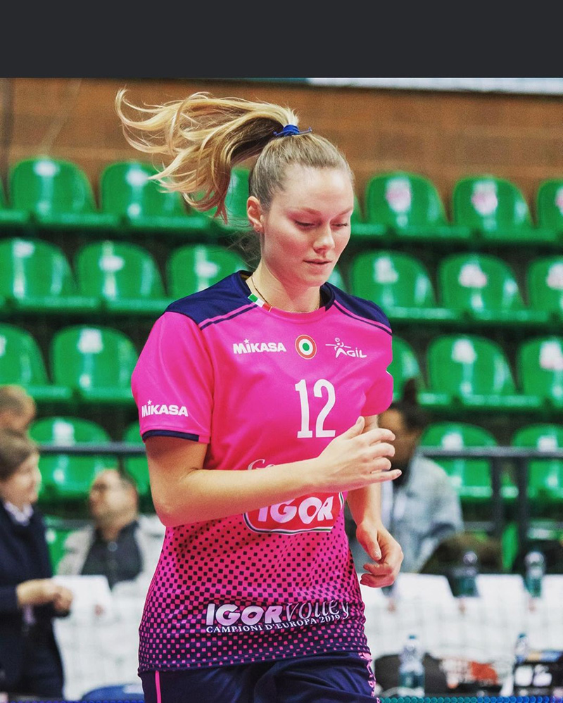 รถทัวร์แห่ลง มิช่า แฮนค็อก ดราม่าทำท่าเหยียดคนเอเชีย ก่อนต้องเบรกดังเอี๊ยด