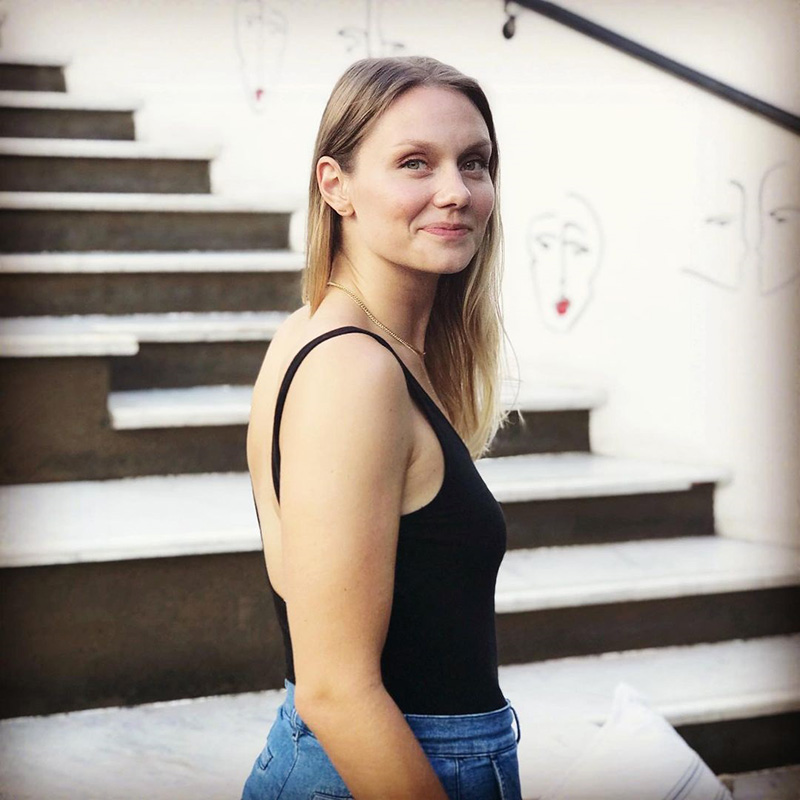 รถทัวร์แห่ลง มิช่า แฮนค็อก ดราม่าทำท่าเหยียดคนเอเชีย ก่อนต้องเบรกดังเอี๊ยด