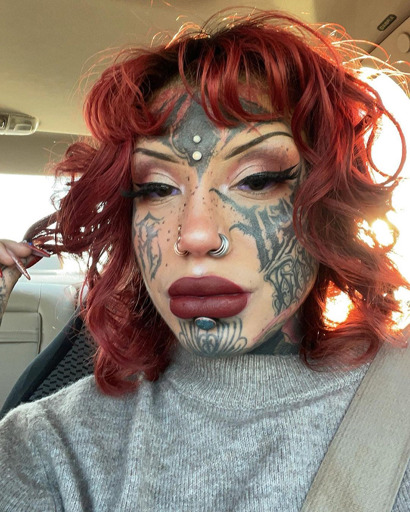 นางแบบสาวเปลี่ยนตัวเองเป็นมนุษย์สักลาย แม้ตาบอดก็ไม่เข็ด เพราะเข็มทำให้ ...