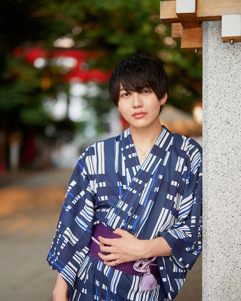 หนุ่มวิศวะพลิกผัน จากเด็กเนิร์ดขี้อาย กลายเป็นหนุ่มบาร์โฮสต์ตัวท็อป ได้ ...