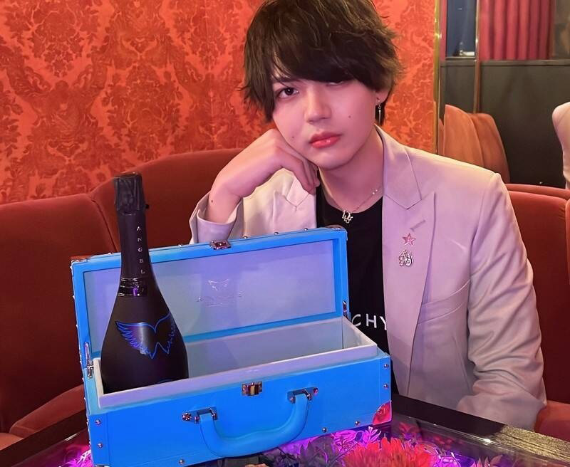 หนุ่มวิศวะพลิกผัน จากเด็กเนิร์ดขี้อาย กลายเป็นหนุ่มบาร์โฮสต์ตัวท็อป ได้ ...